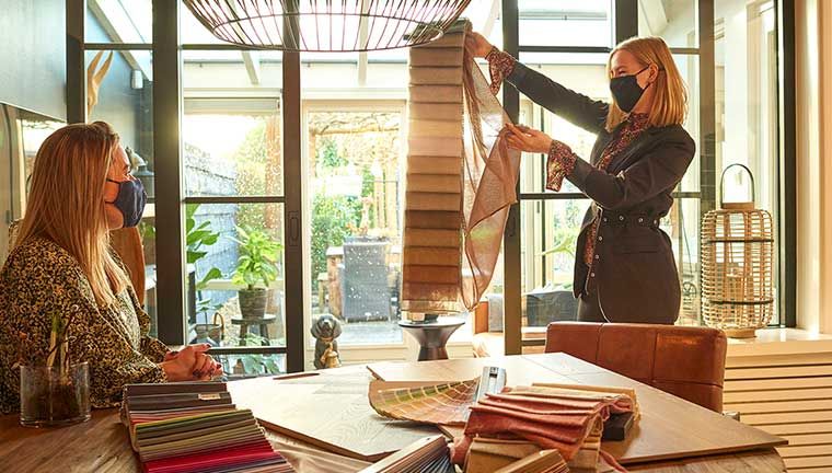 Vloeren, gordijnen, raamdecoratie en behang bij Roobol